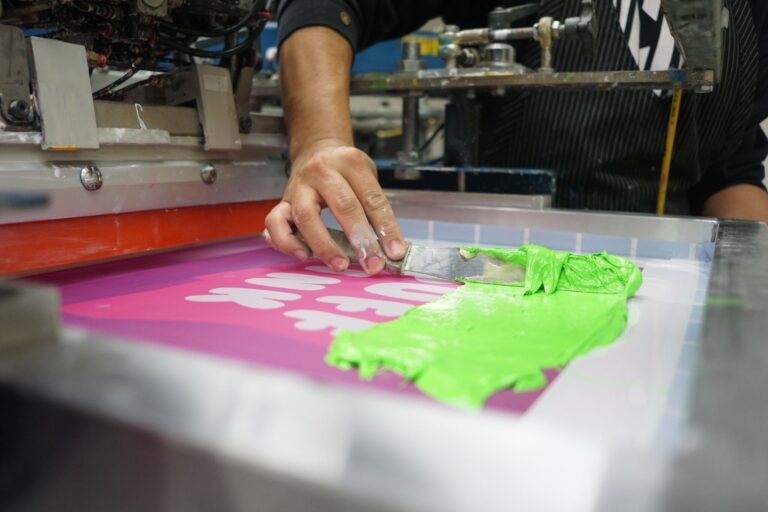 applying-puff-ink-to-screen | Offset printing technology | Offset ...